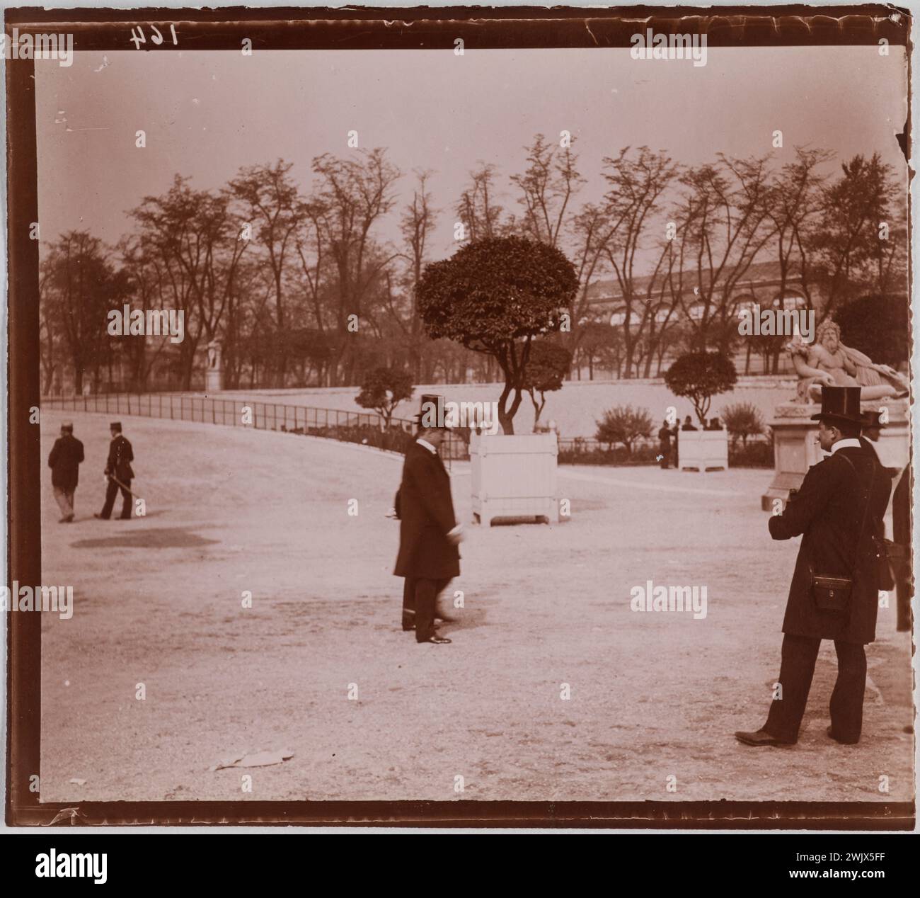 Universal exhibition of 1900. "People walking during the banquet of ...