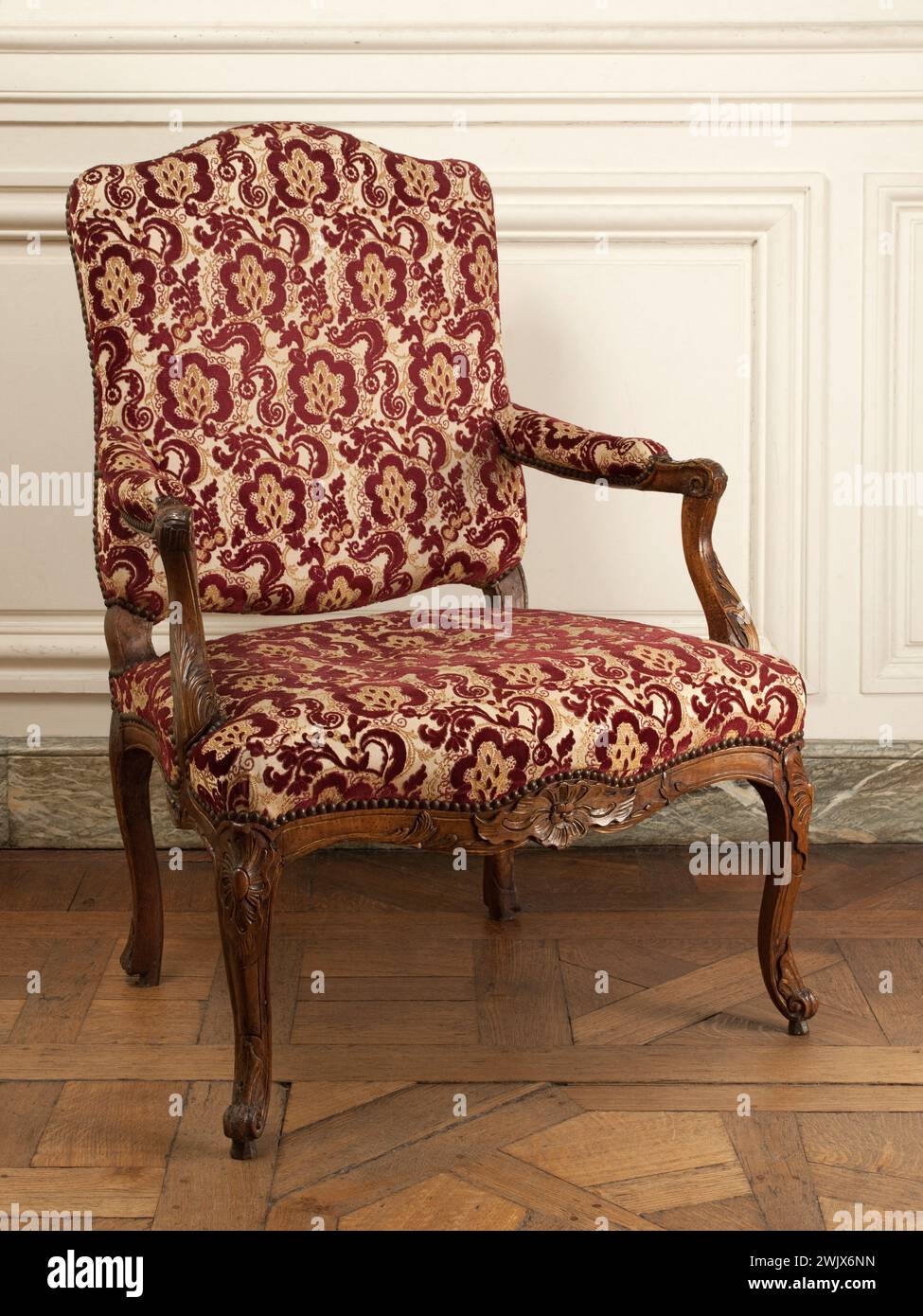 Queen's armchair ". Sculpted walnut, modern garnish. 1700-1730. Paris ...