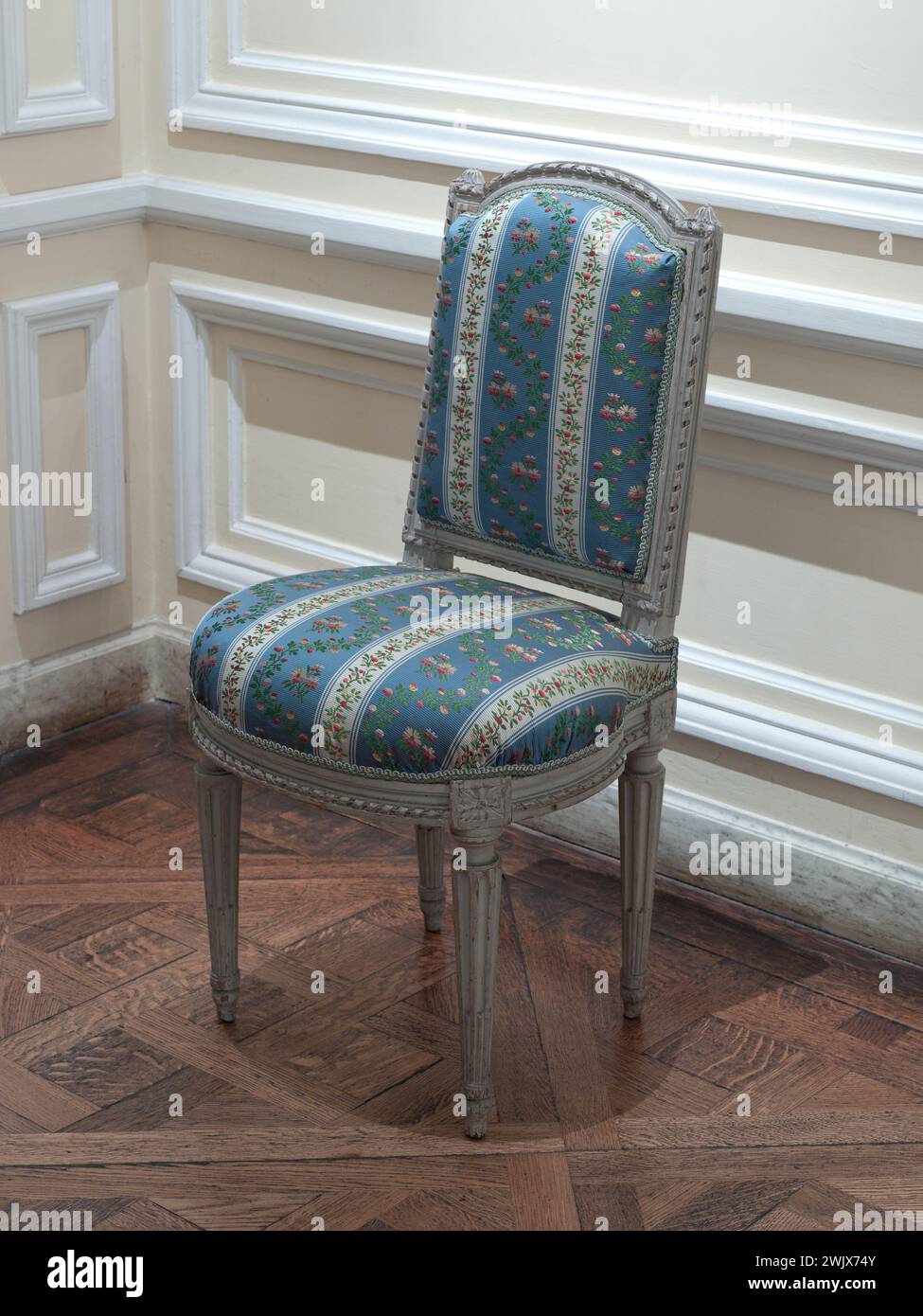 Henri Jacob. "Chair with hat to hat". Holded and sculpted wood, Taffeta ...