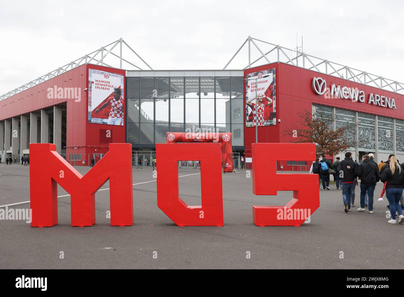 Mainz, Germany. 17th Feb, 2024. Soccer: Bundesliga, FSV Mainz 05 - FC ...