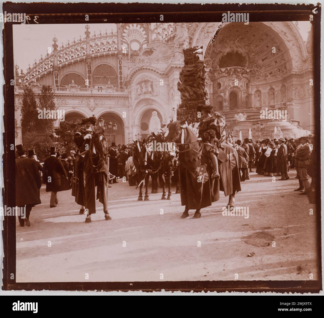 Universal exhibition of 1900. Harvest festival. "Characters in costumes ...