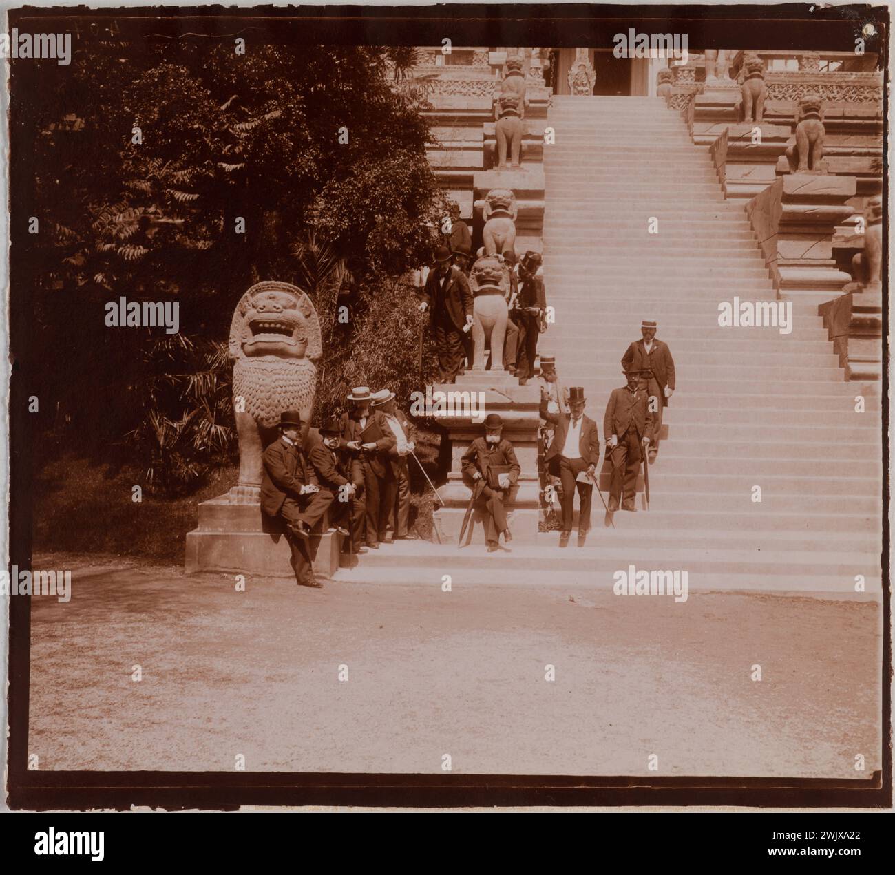 Universal exhibition of 1900. Le Trocadéro. "People posing next to the ...