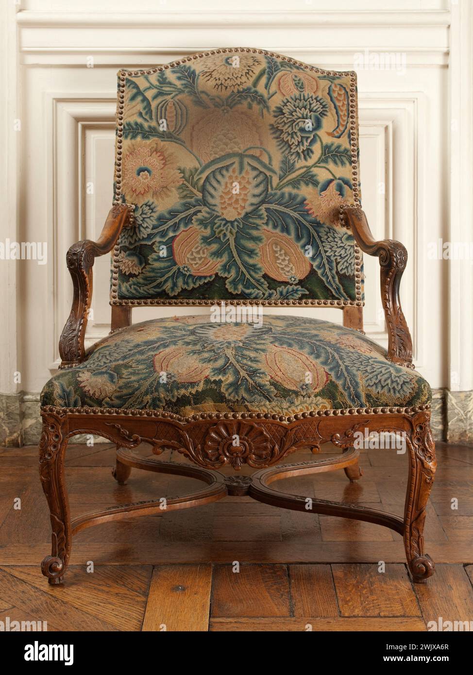 Armchair at the Queen of P thexis ". Sculpted oak; garnish: tapestry at ...