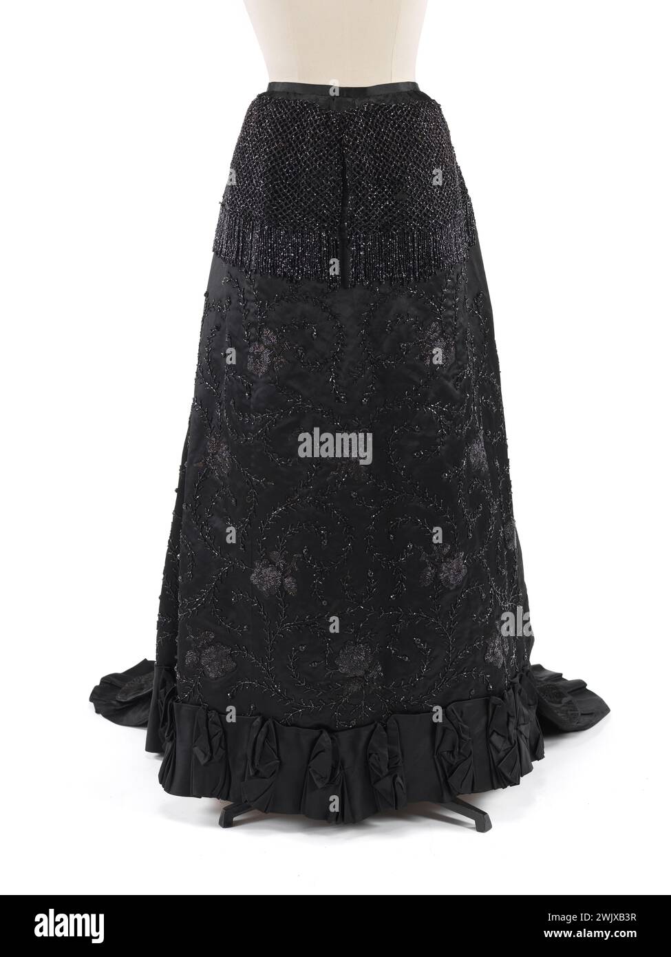 Emile Pingat, 1895. Silk satin. Silk satin shaped. Embroidery of pearls ...