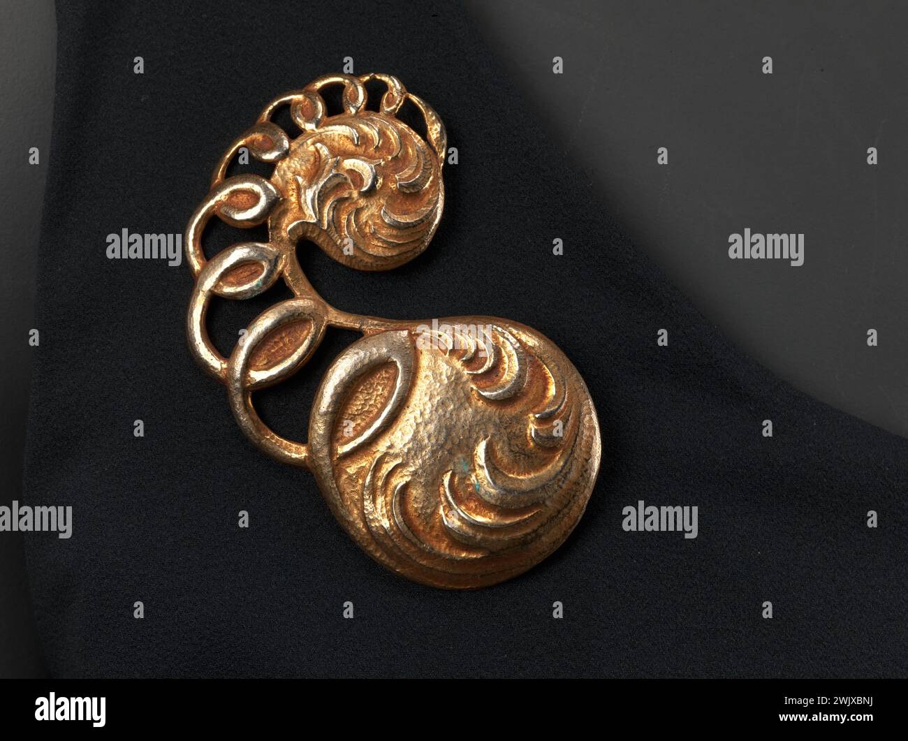 Broche de metal hi-res stock photography and images - Alamy