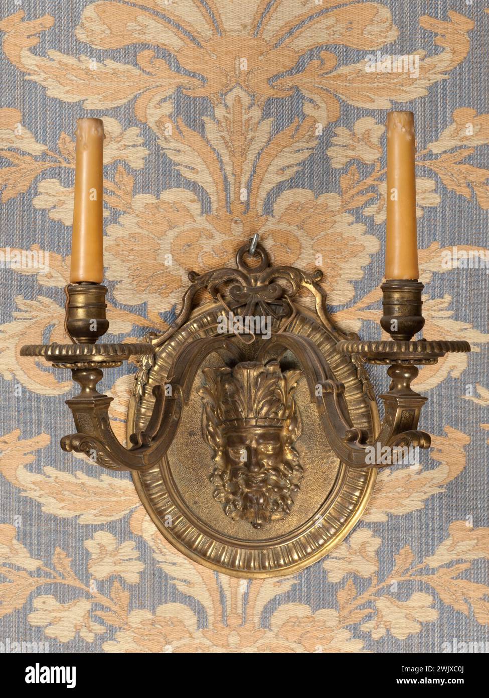 Pair of light arms, 1700-1725. Golden bronze. Salle 33. Paris ...