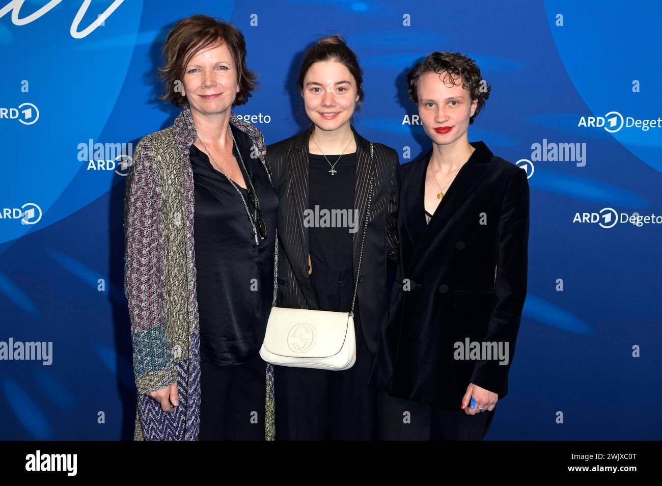 Gast, Hannah Schiller und Luna Jordan bei der ARD Blue Hour 2024 im ...