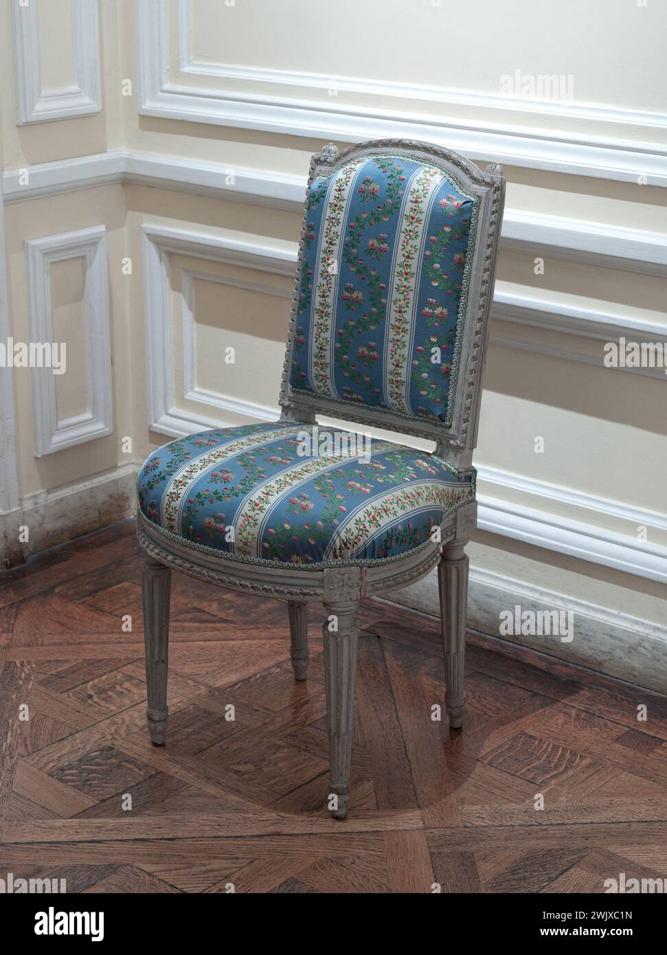 Henri Jacob. "Chair with hat to hat". Holded and sculpted wood, Taffeta ...