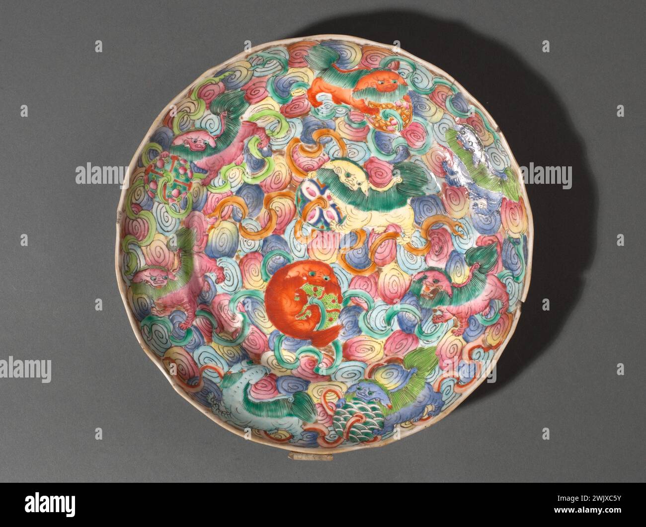Flat. Porcelain with polychrome enamels, Qing dynasty (1644-1912 ...