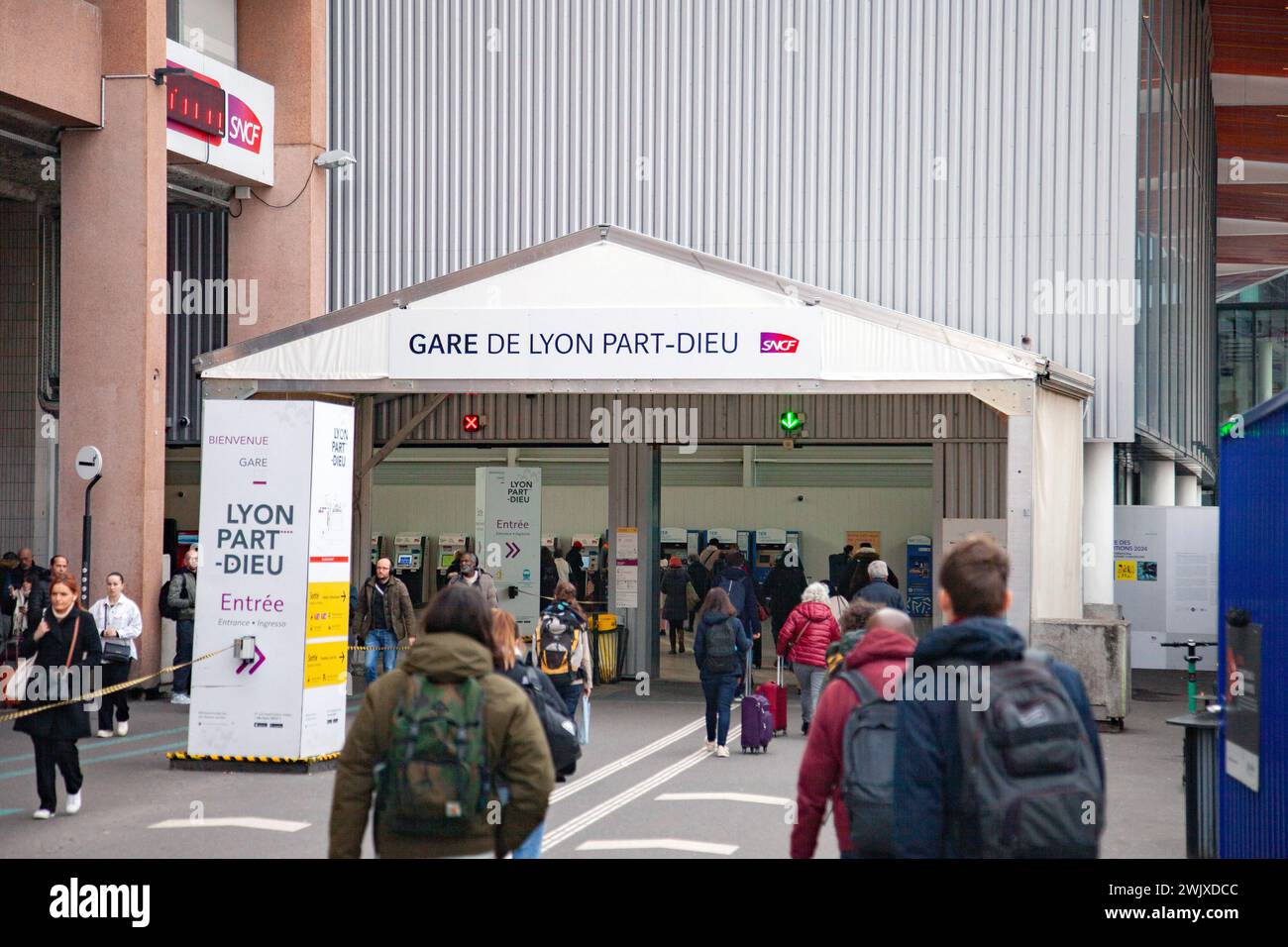 Lyon, France. 16th Feb, 2024. Des voyageurs rentrent dans la gare SNCF ...