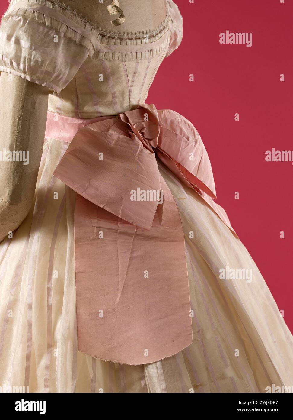 Robe de bal blanche hi-res stock photography and images - Alamy