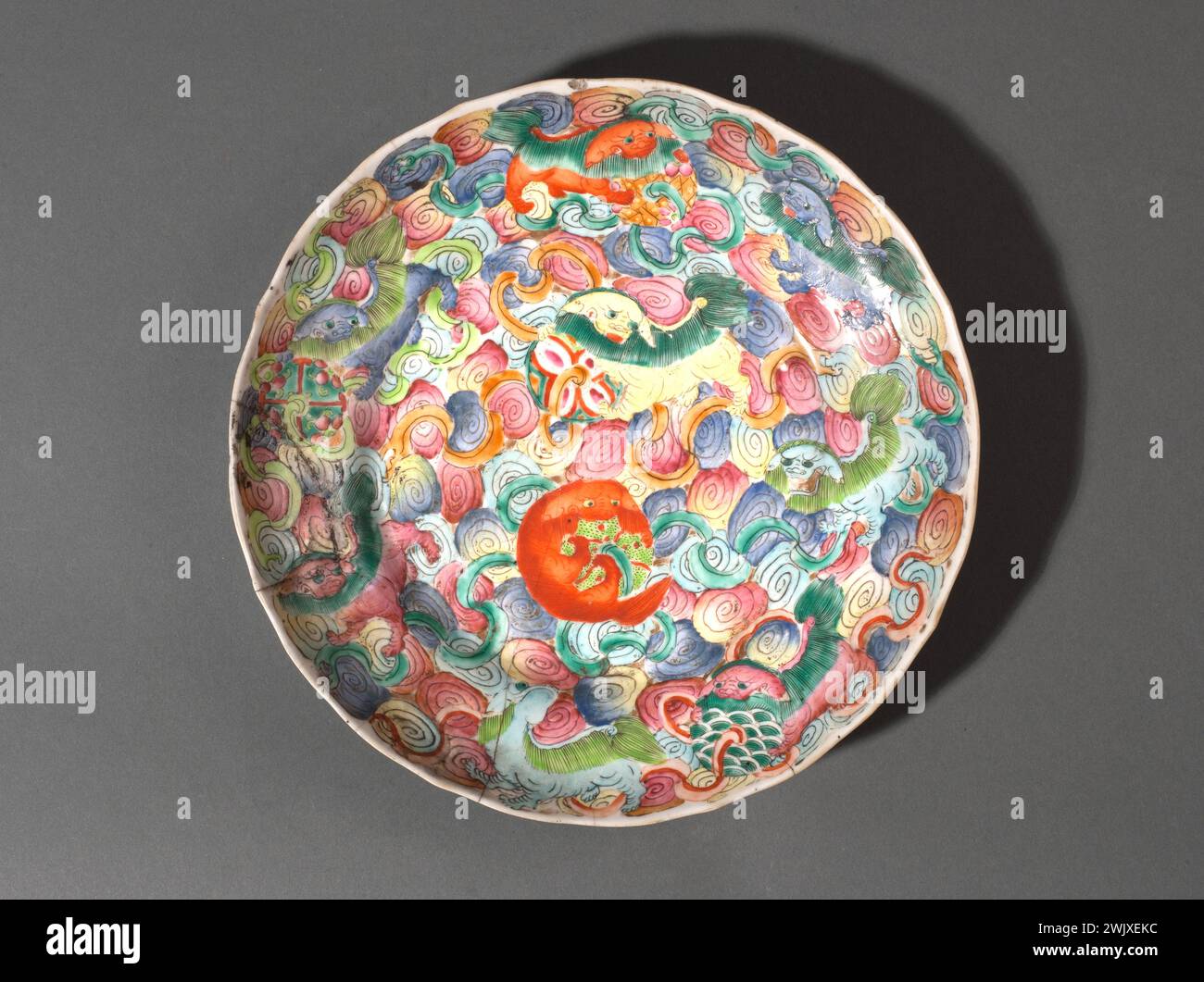 Flat. Porcelain with polychrome enamels, Qing dynasty (1644-1912 ...