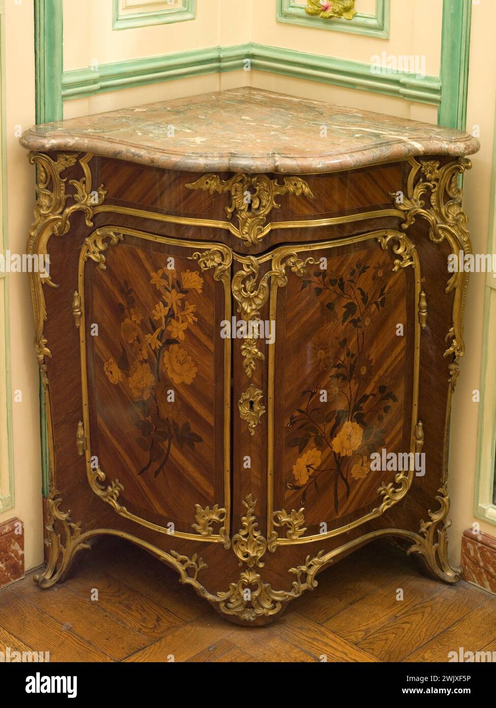 Jean-Pierre Latz and Léonard Boudin. Enoignure. Satin veneer, around ...