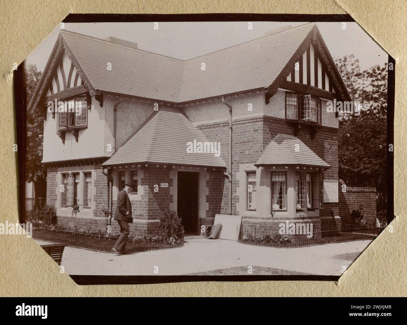 Anonymous. Album of the Universal Exhibition of 1900. Types of workers ...