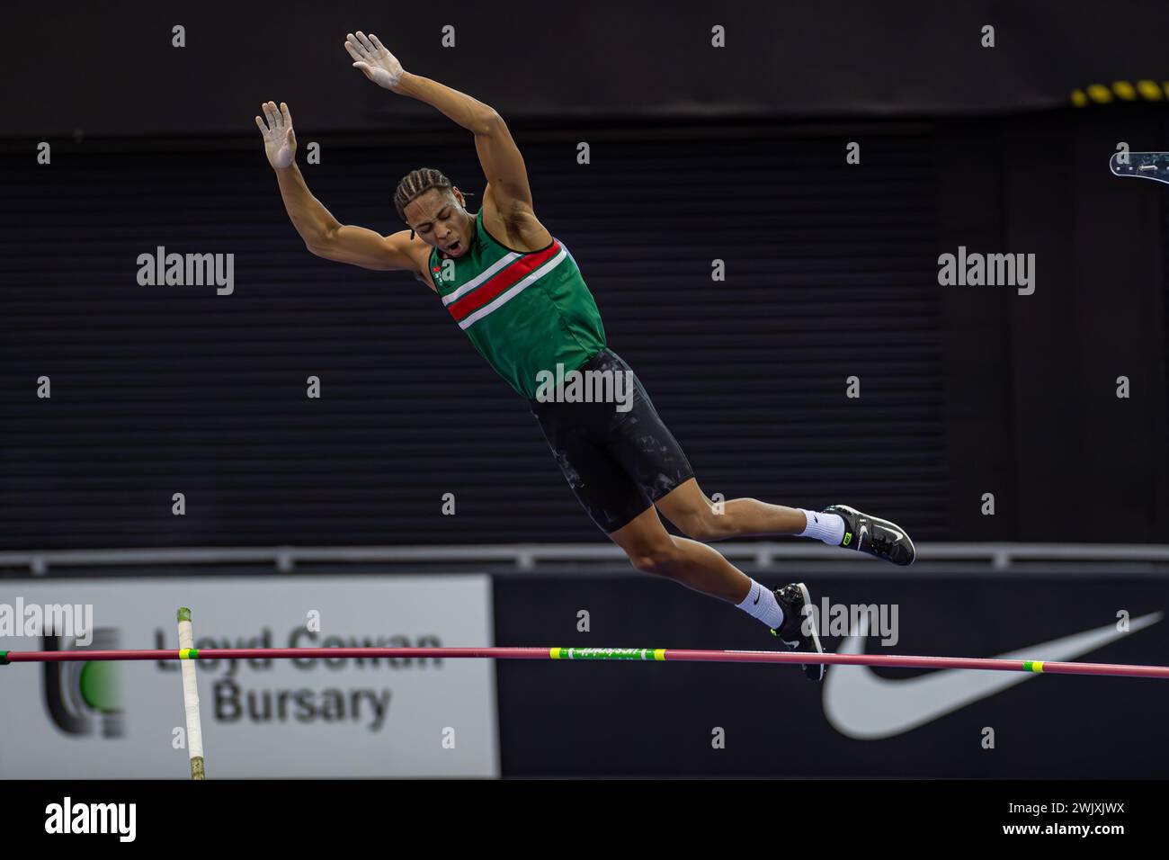 Pole vault fail hi-res stock photography and images - Alamy