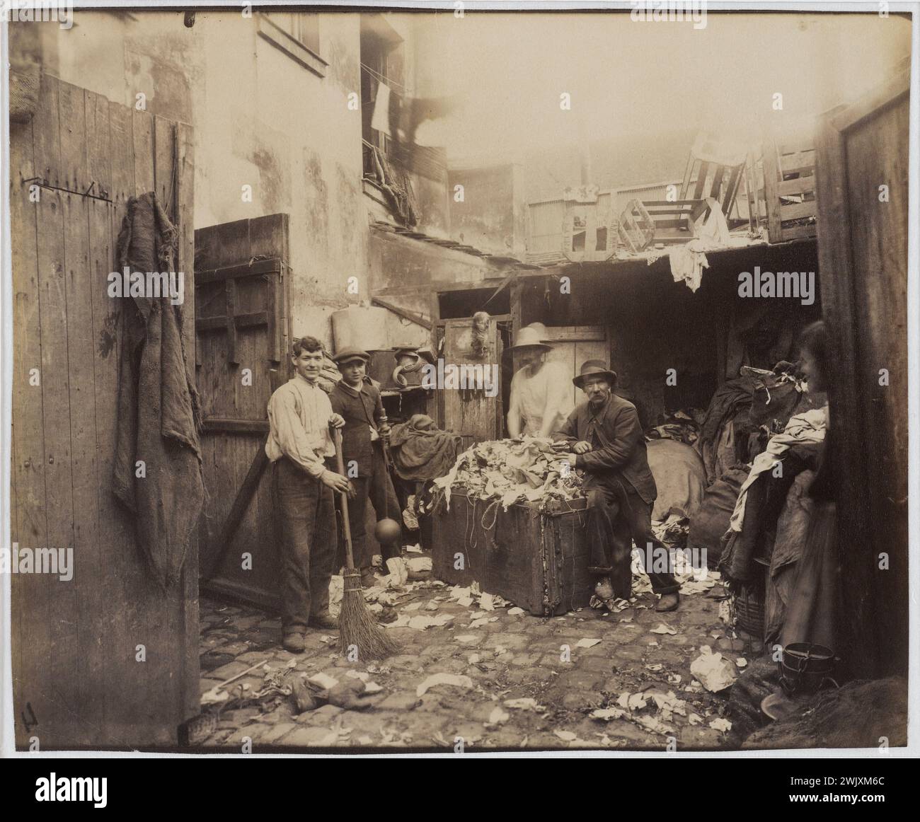 Porte d'Asnières, Cité Valmy, ragpickers. Paris (XVIIth arr.). 1913 ...