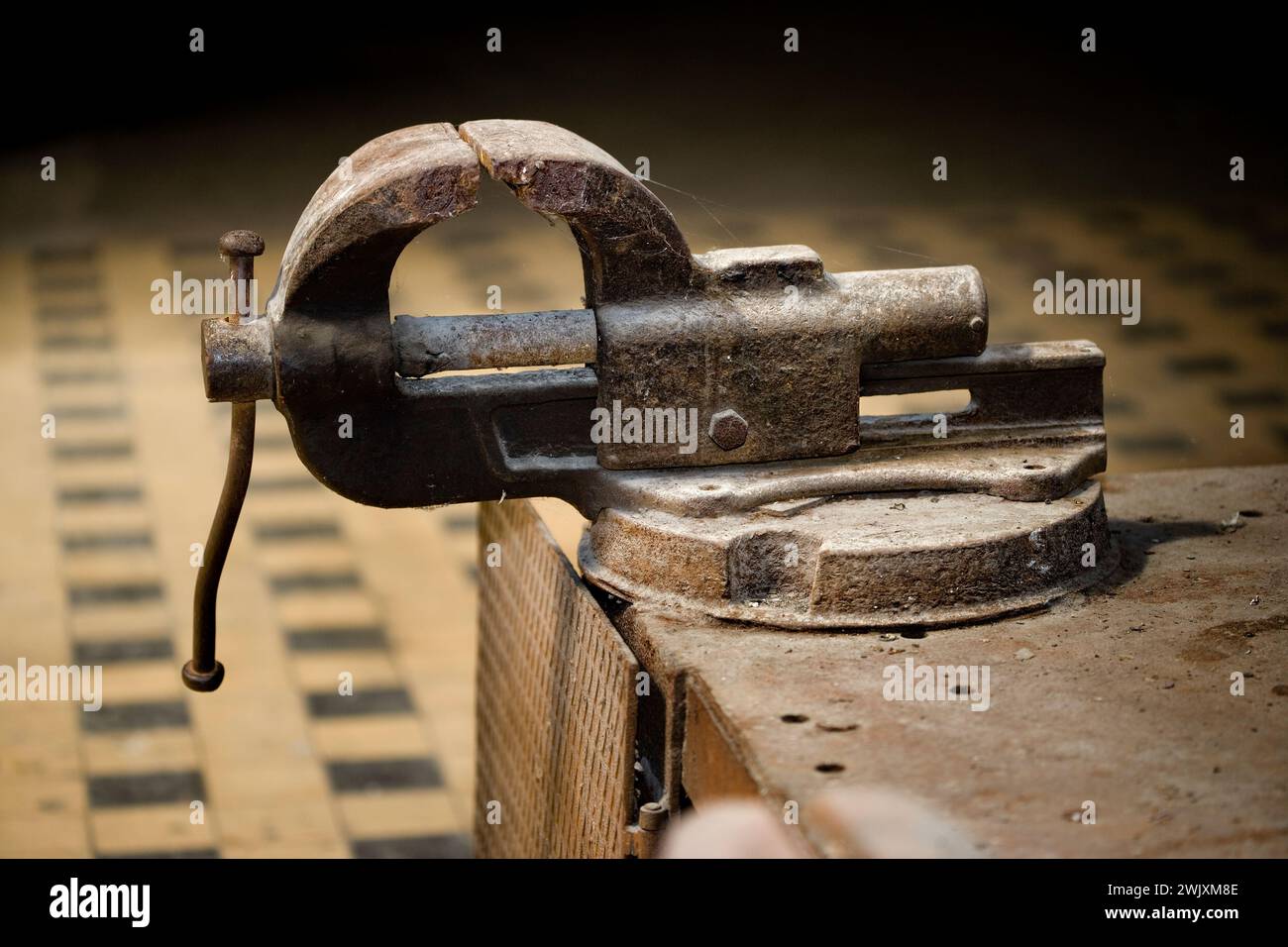 Old bench vice hi-res stock photography and images - Alamy