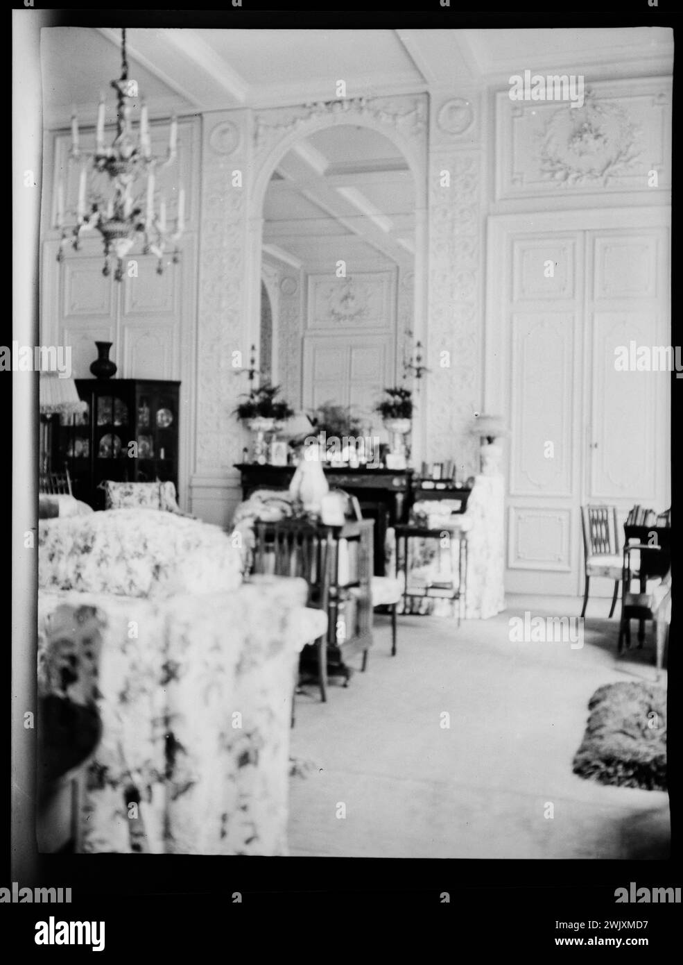 Paris living room Black and White Stock Photos & Images - Alamy