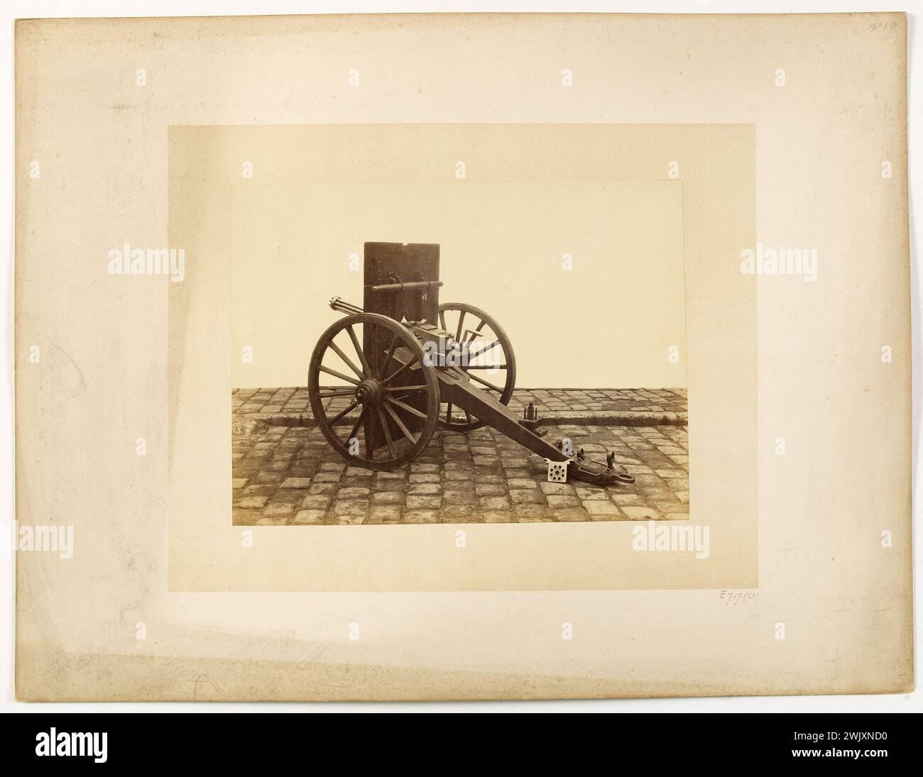 Machine gun. Anonymous photography. Albumin paper draw. Paris ...
