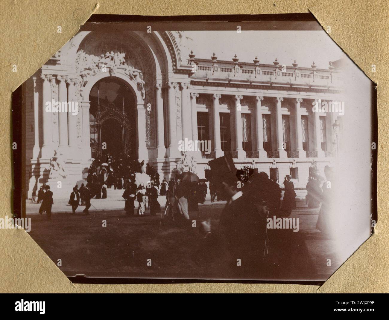 Anonymous. Album of the 1900 Universal Exhibition. The main entrance to ...