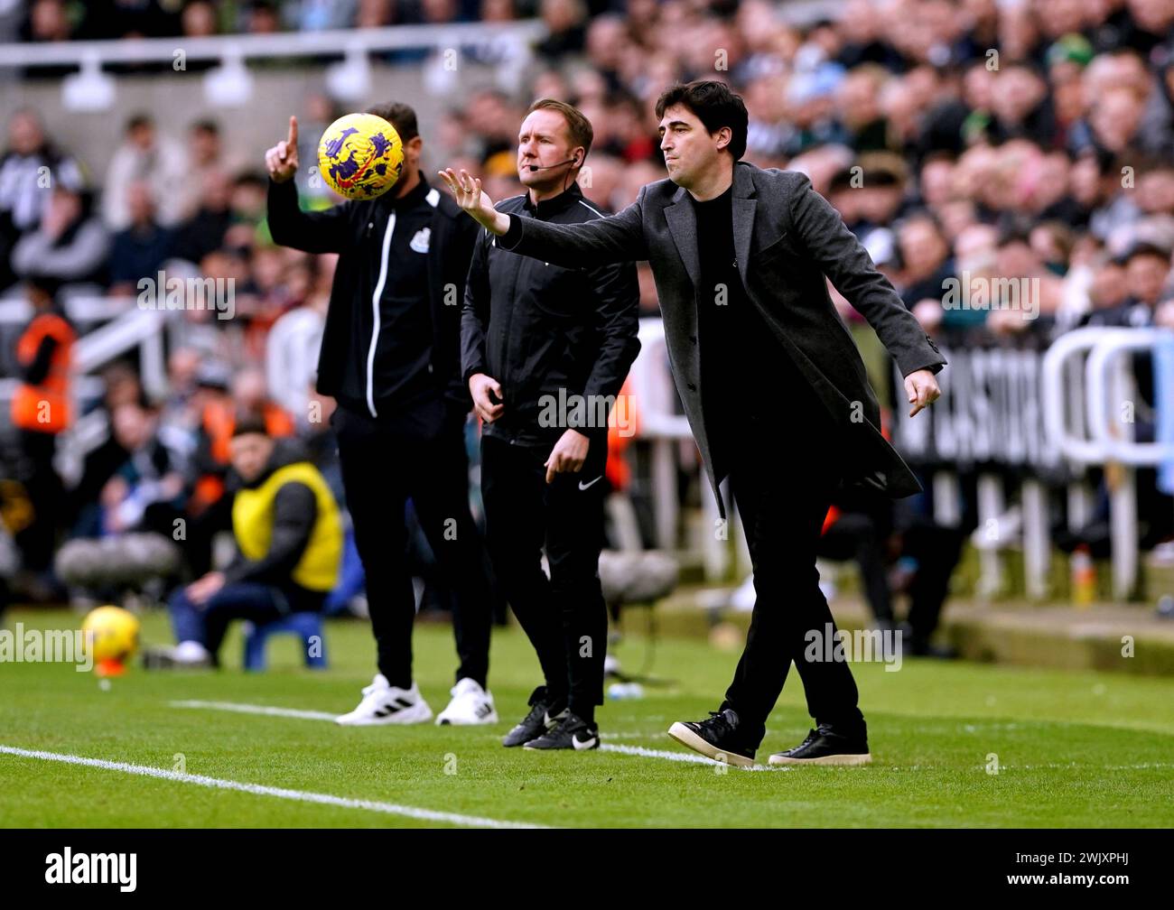 Bournemouth manager Andoni Iraola (right) during the Premier League ...
