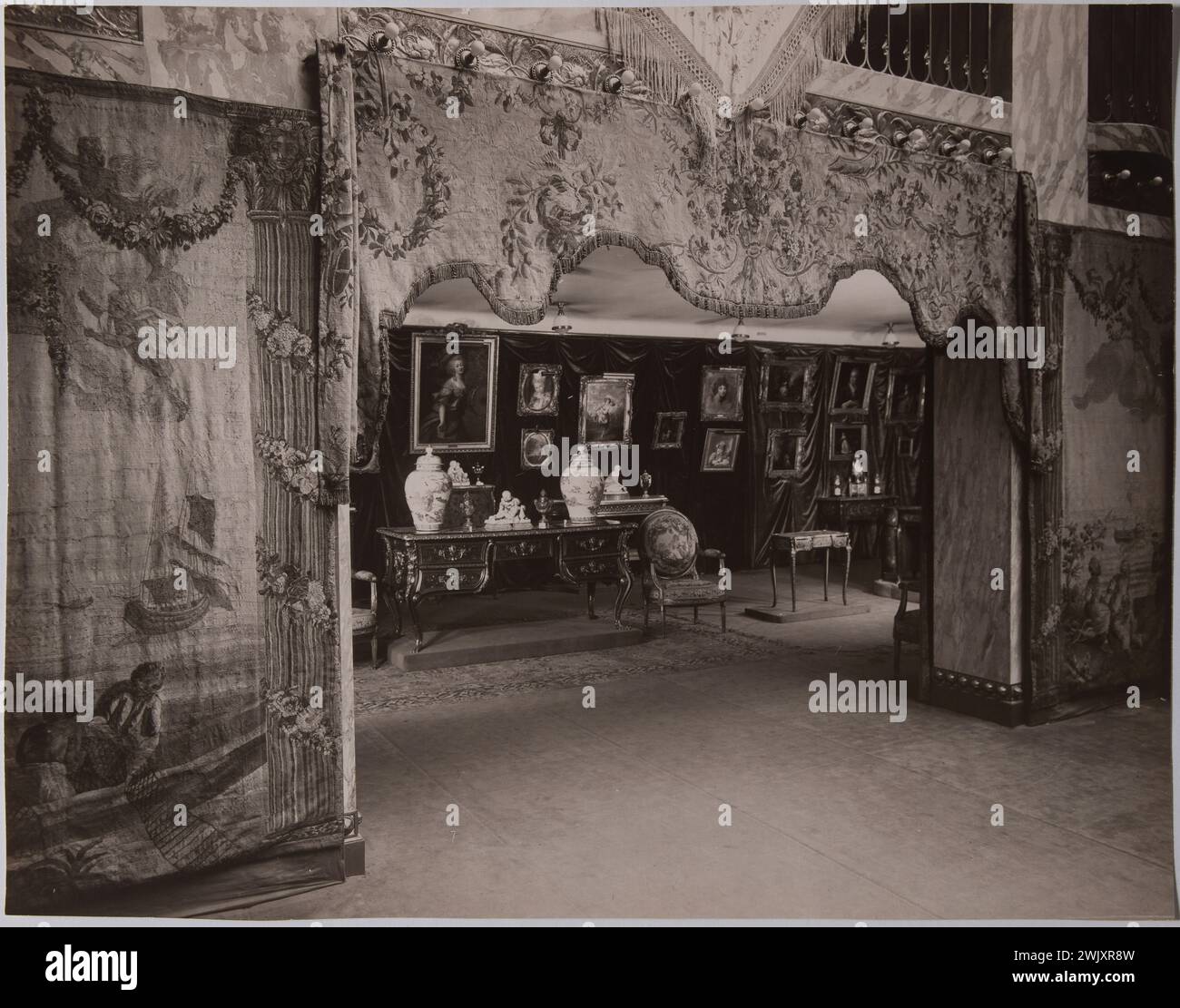 Exposure ? La Samaritaine de Luxe October 1927. Anonymous photography ...