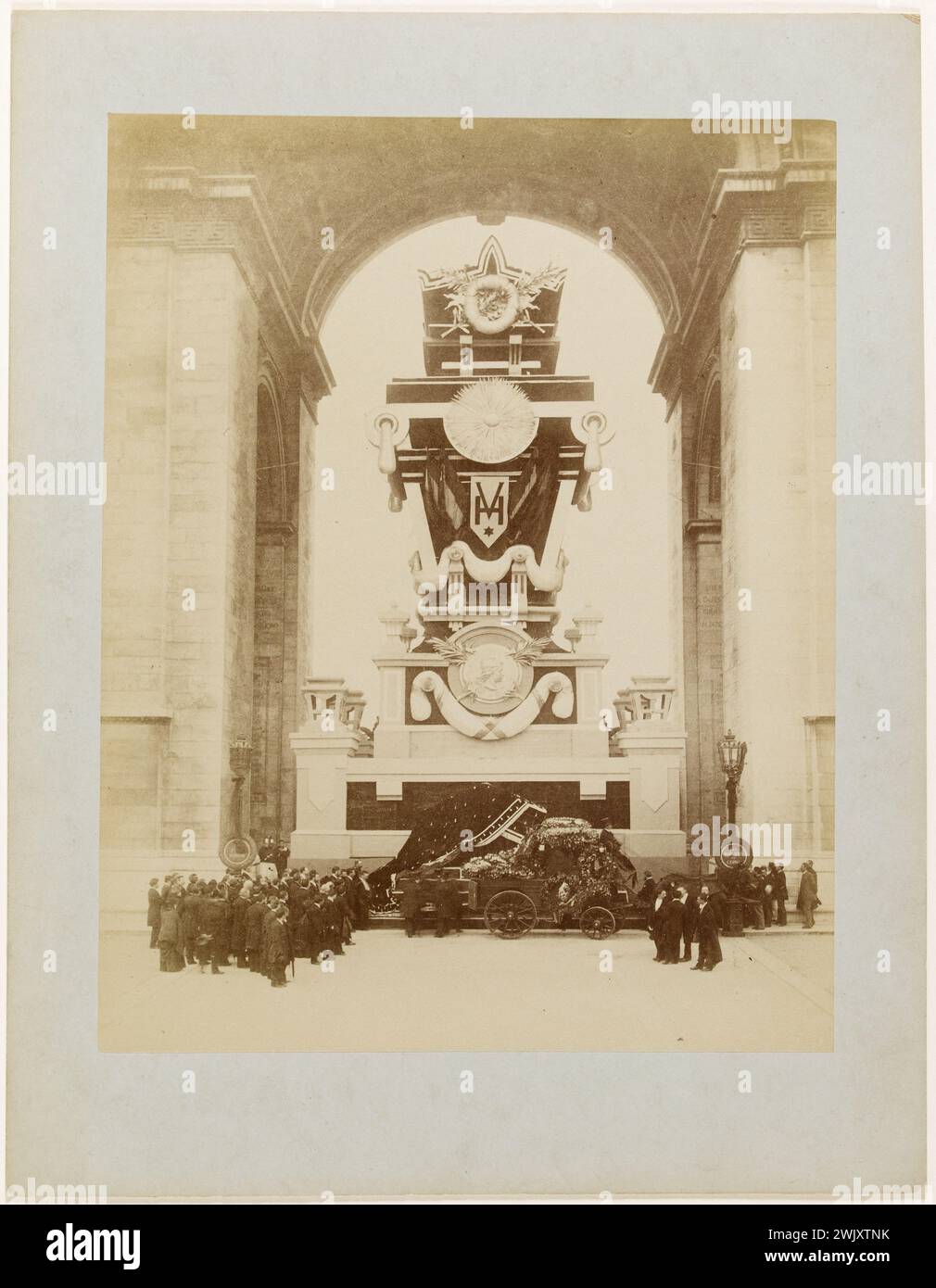 Funeral of Victor Hugo: Body carried under the catafalque of the Arc de ...