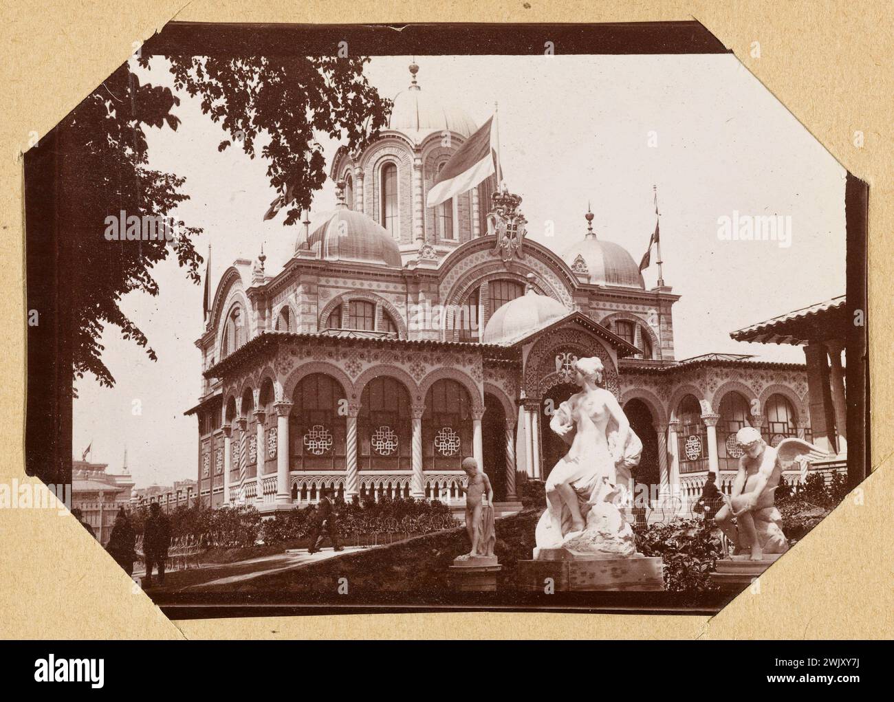 1900 universal exhibition in paris city hi-res stock photography and ...