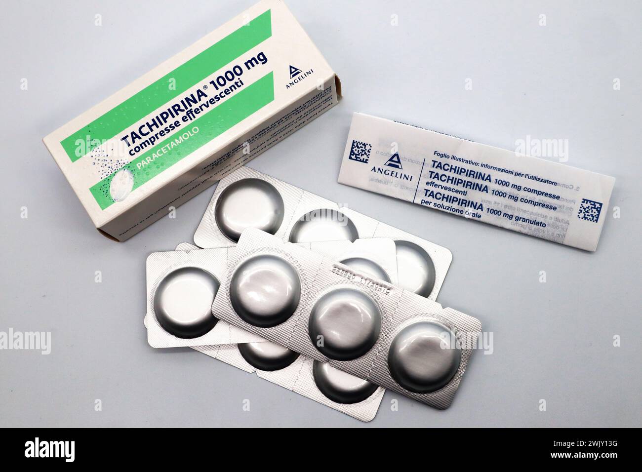 Box of TACHIPIRINA Effervescent Tablets. Tachipirina contains ...