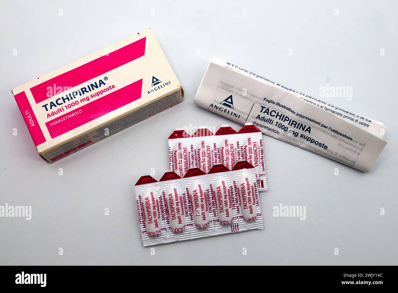 Box of TACHIPIRINA 1000 mg suppositories. Tachipirina contains ...