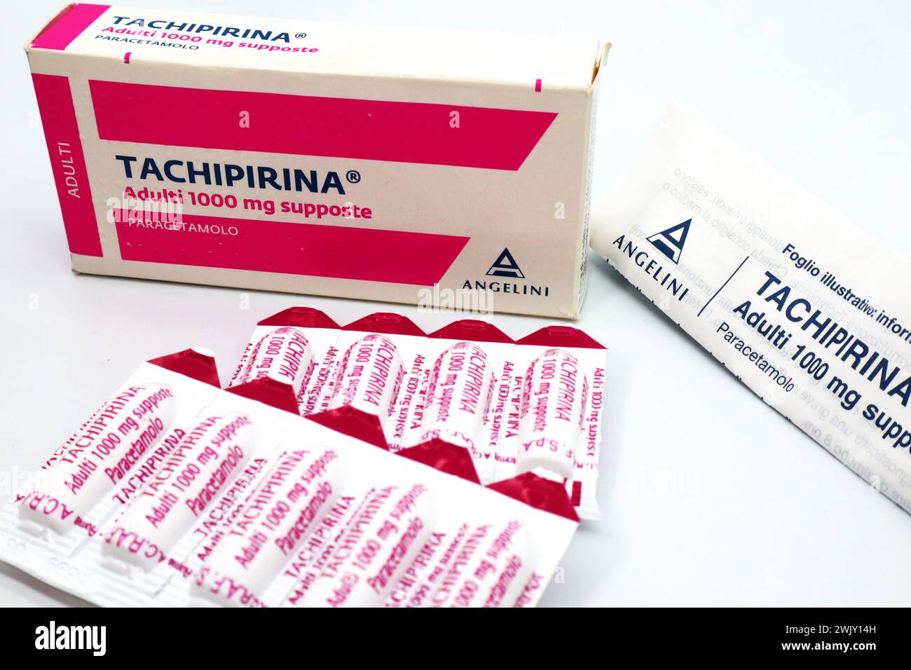 Box of TACHIPIRINA 1000 mg suppositories. Tachipirina contains ...