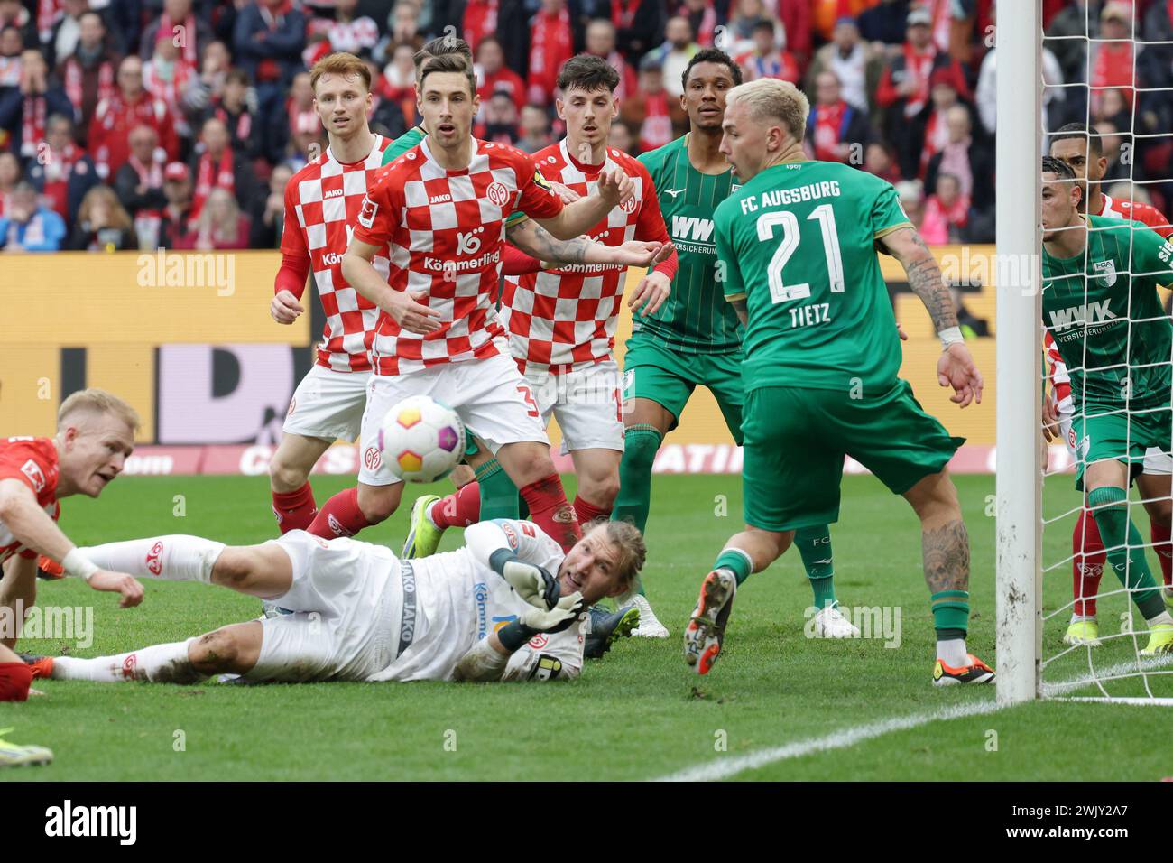 Mainz, Germany. 17th Feb, 2024. Soccer: Bundesliga, FSV Mainz 05 - FC Augsburg, Matchday 22 ...