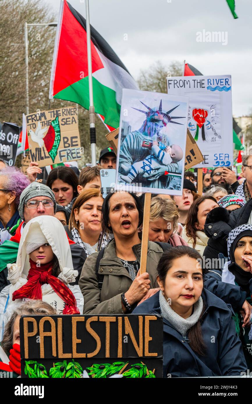 London, UK. 17th Feb, 2024. The statue of Liberty feeds the israeli ...