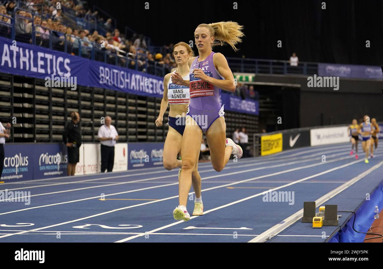 Jemma Reekie (right) on her way to winning the 800 m - Women Heat 1 ...