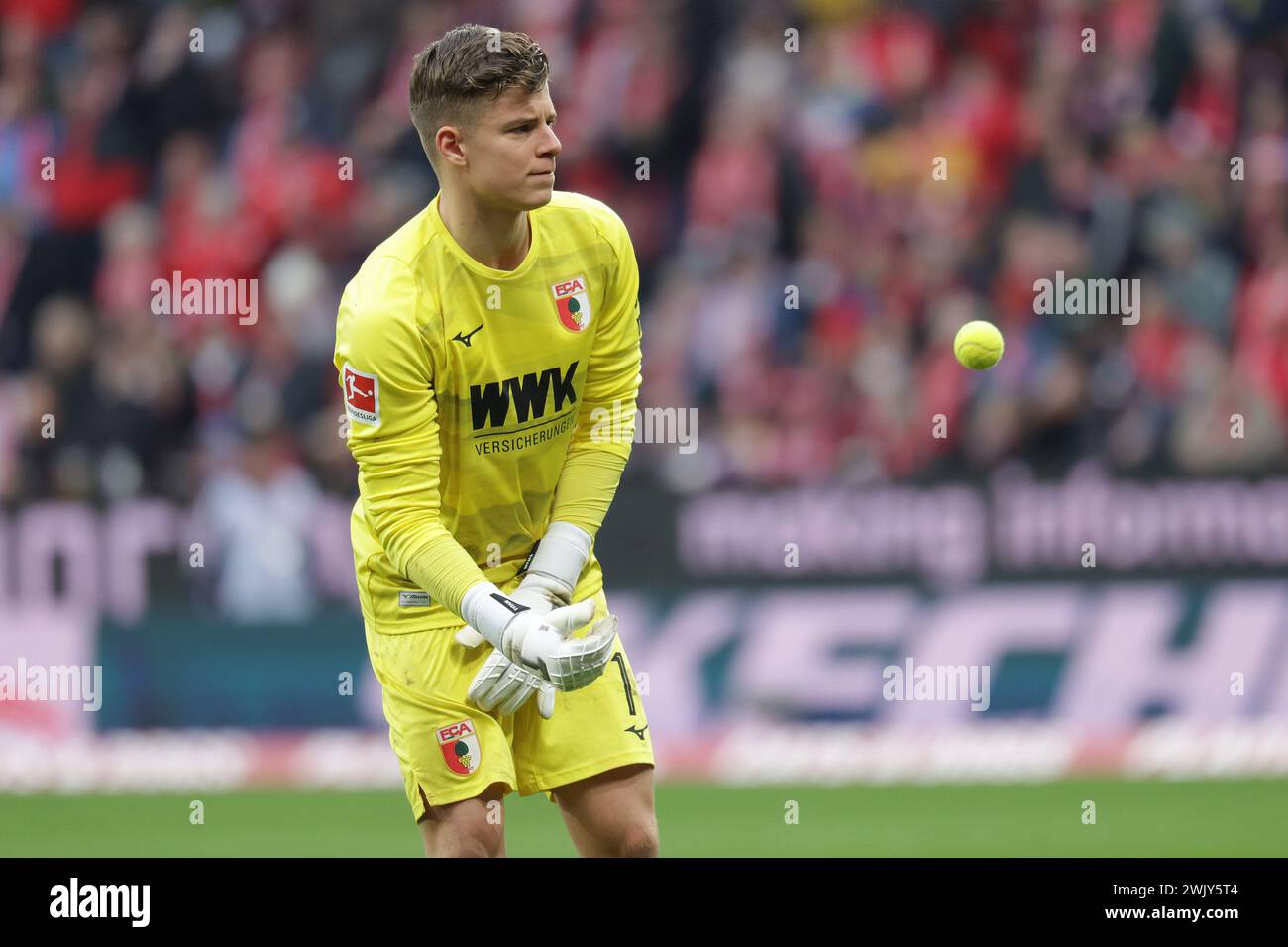 Mainz, Germany. 17th Feb, 2024. Soccer: Bundesliga, FSV Mainz 05 - FC Augsburg, Matchday 22 ...