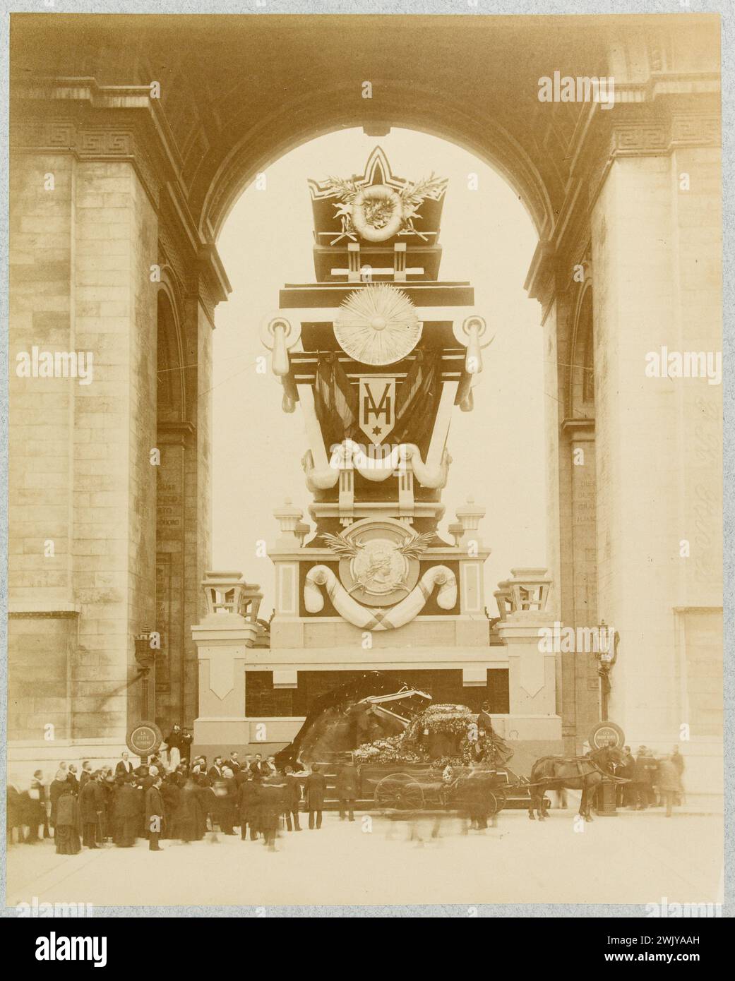 Victor Hugo funeral: Arrival of the coffin in front of the catafalque ...