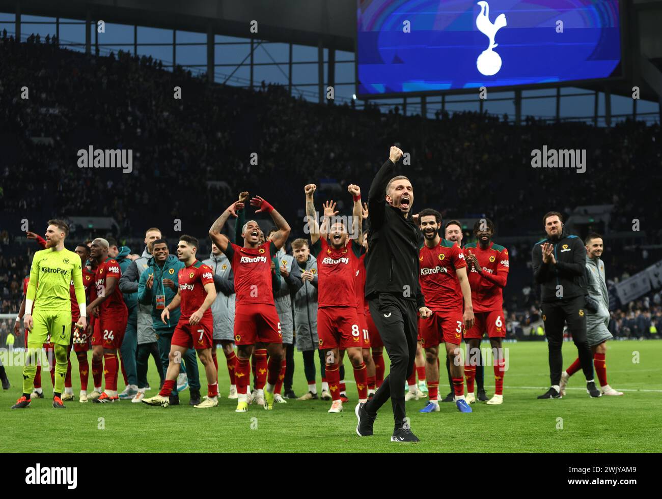 Wolverhampton Wanderers manager Gary O'Neil celebrates with his team ...