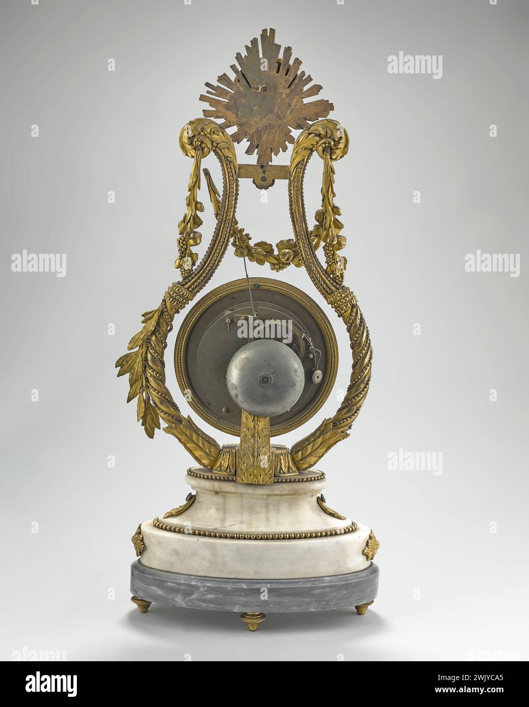 Anonymous, lyre pendulum. Golden bronze, white marble, turquin blue ...