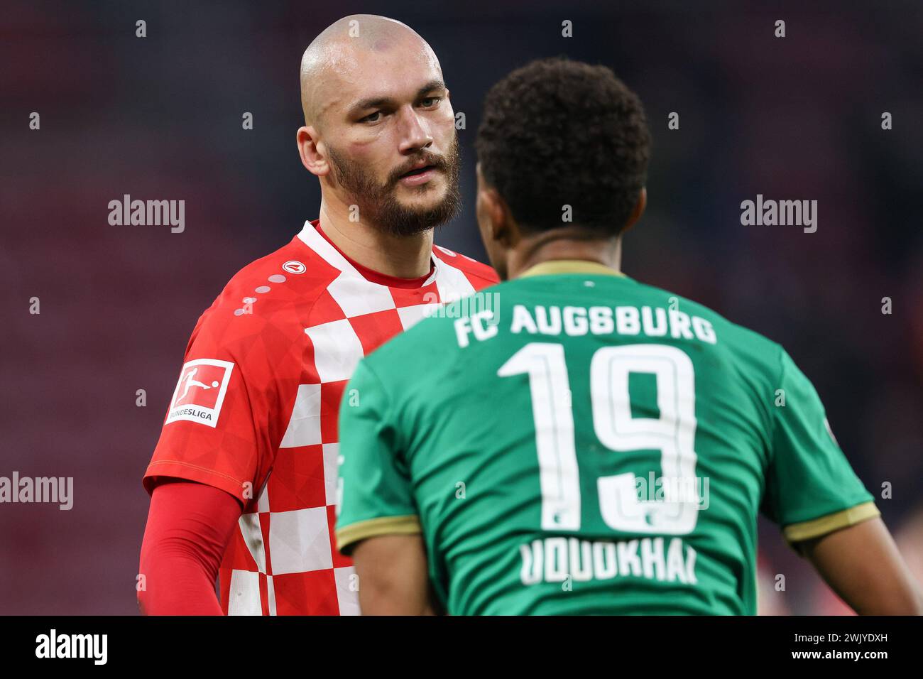 Mainz, Germany. 17th Feb, 2024. Soccer: Bundesliga, FSV Mainz 05 - FC Augsburg, Matchday 22 ...