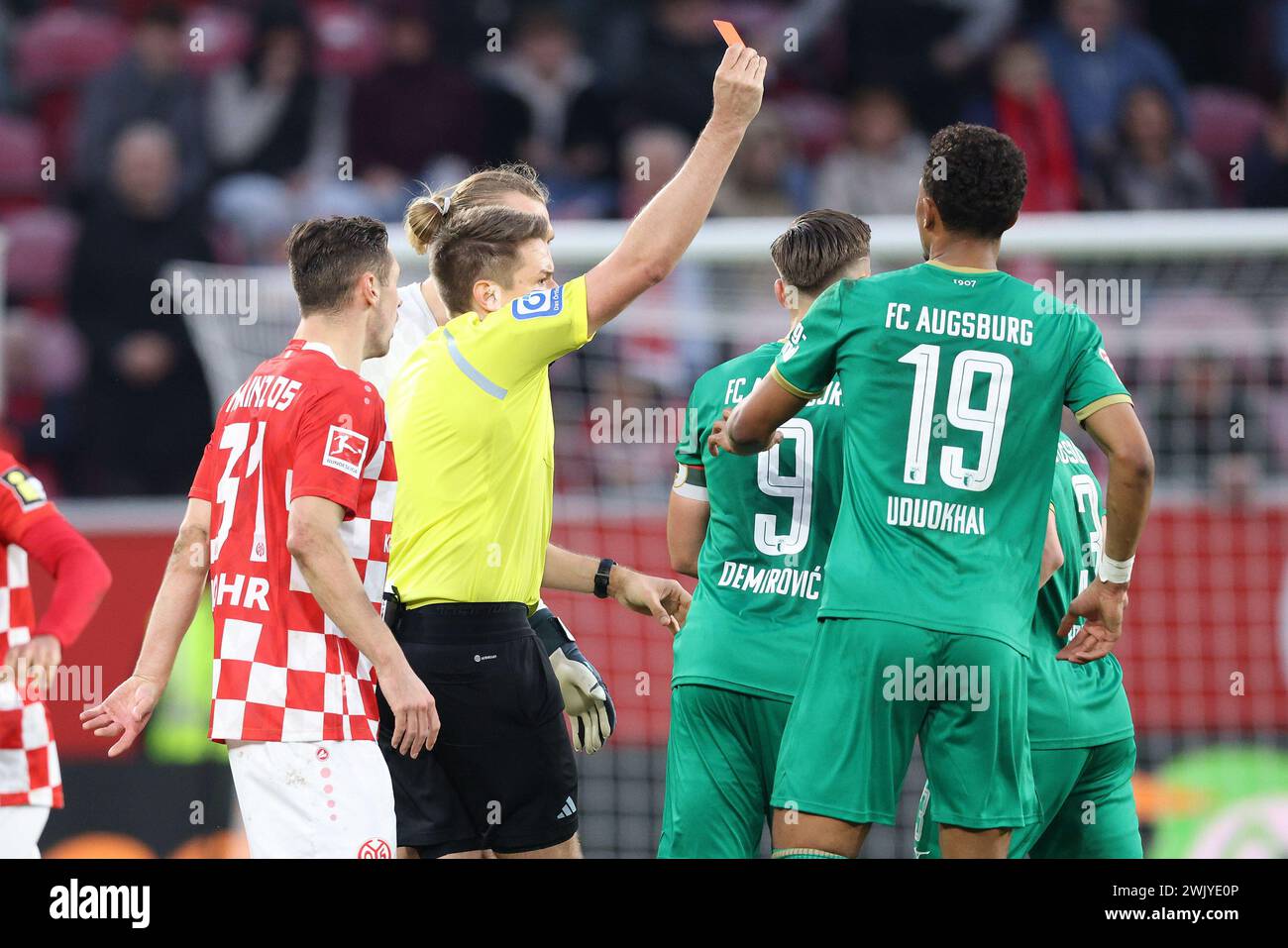 Mainz, Germany. 17th Feb, 2024. Soccer: Bundesliga, FSV Mainz 05 - FC Augsburg, Matchday 22 ...