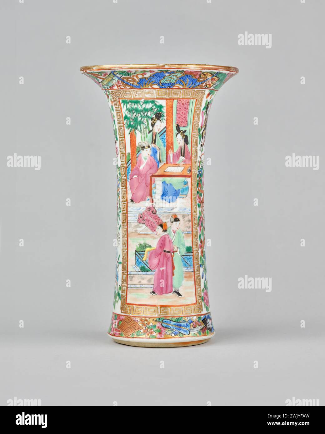 Unknown (n. - d.), Cornet vase (common name). Porcelain, polychrome ...