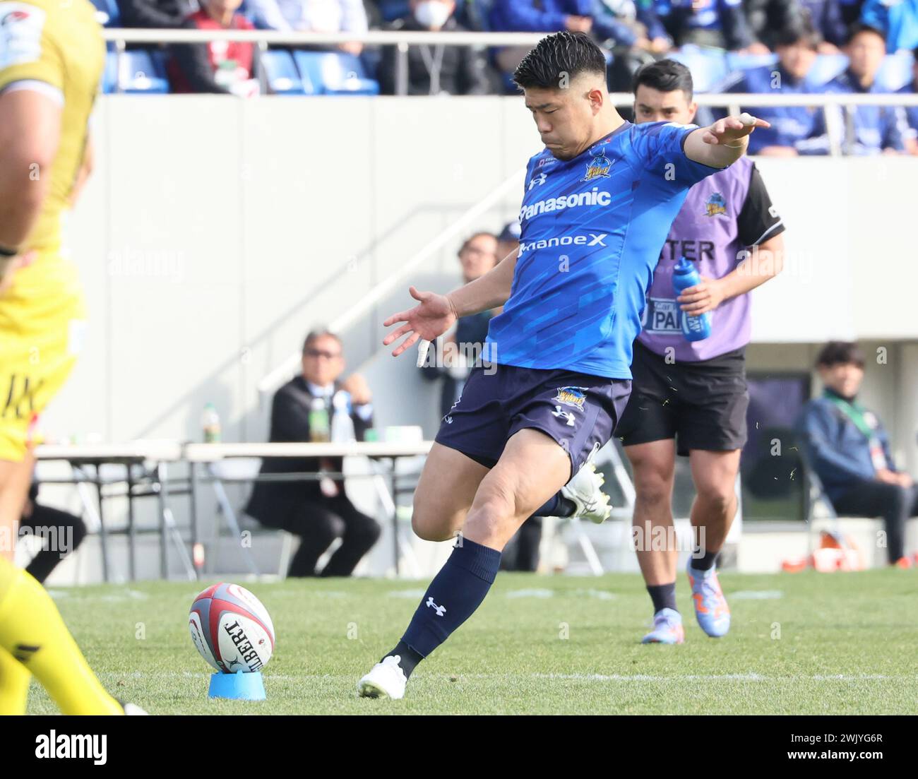 Kumagaya, Japan. 17th Feb, 2024. Saitama Panasonic Wild Knights fly ...