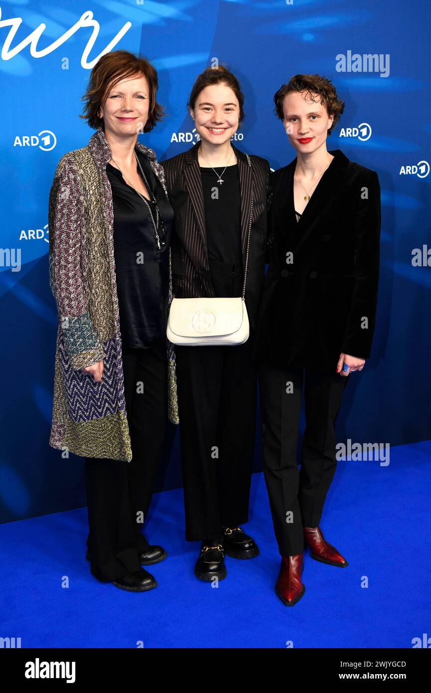 Gast, Hannah Schiller und Luna Jordan bei der ARD Blue Hour 2024 im ...