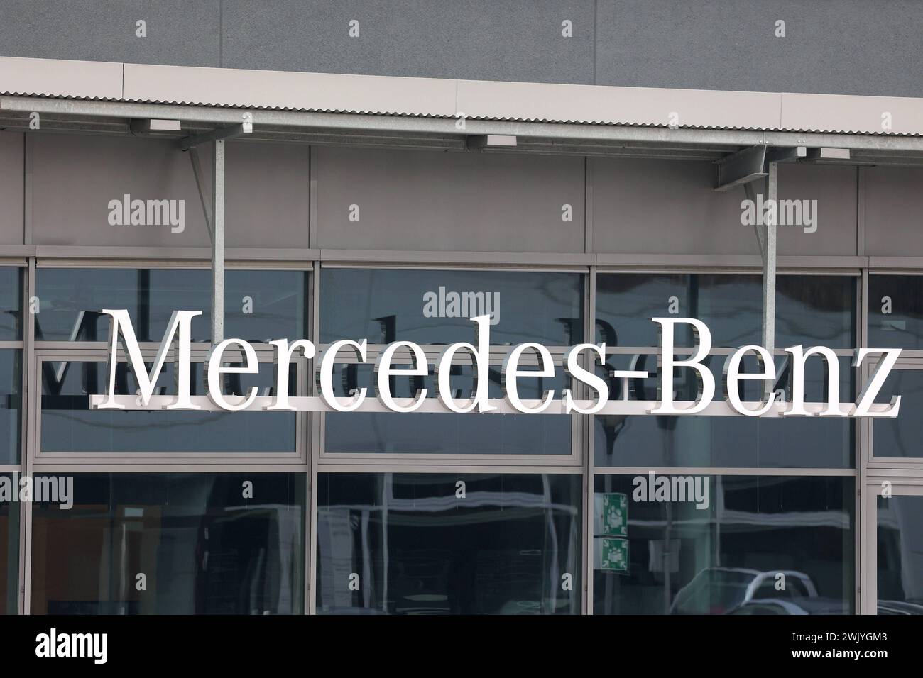 Mercedes Benz, Schriftzug, bei einer Mercedes Benz Niederlassung ...