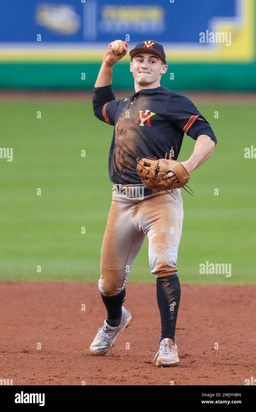 Baton Rouge, LA, USA. 16th Feb, 2024. VMI's Ty Swaim (14) makes a throw ...