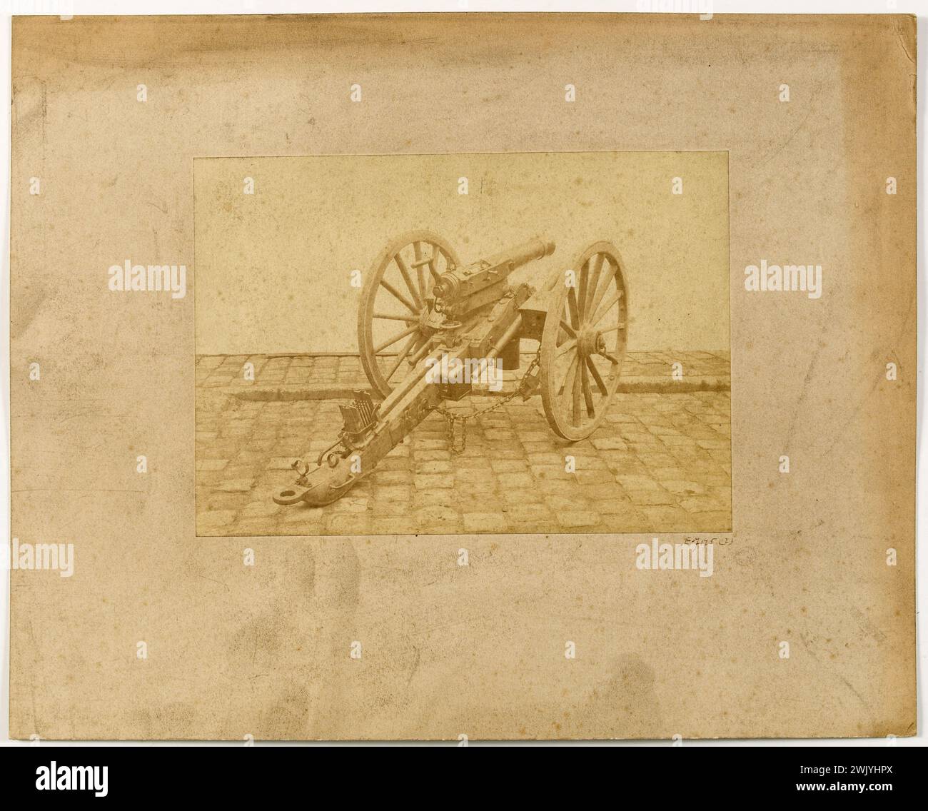 Artillery piece: Canon. Anonymous photography. Albumin paper draw ...
