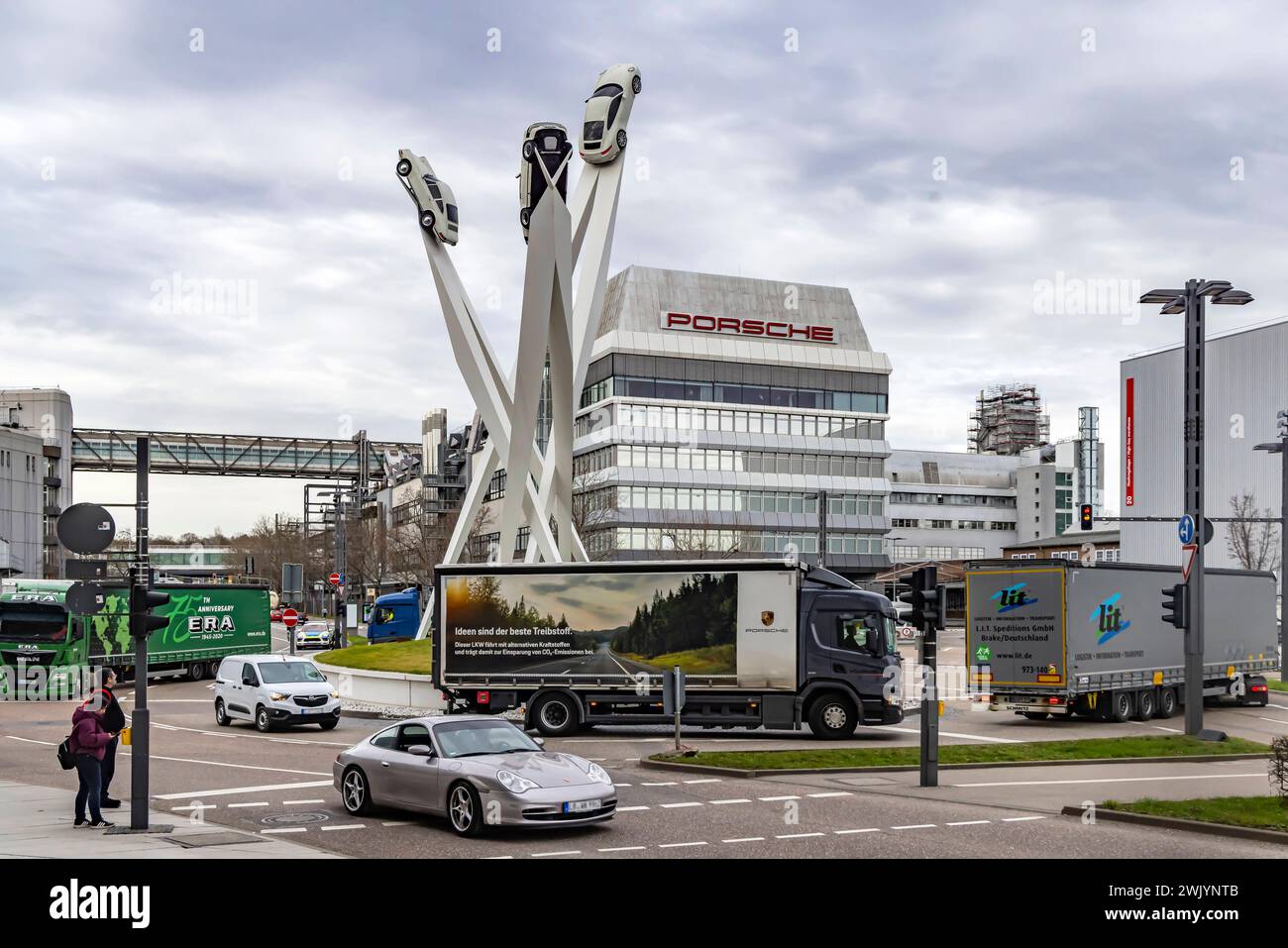 Porscheplatz Zuffenhausen mit Kunstwerk und Headquarter der ...