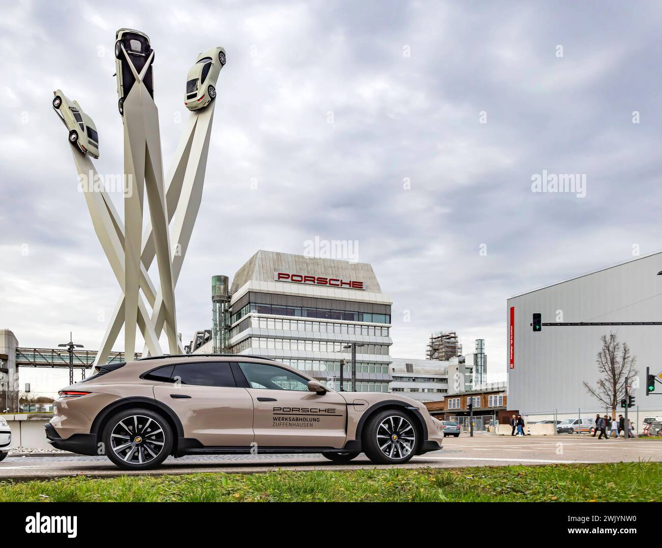 Porscheplatz Zuffenhausen mit Kunstwerk und Headquarter der ...