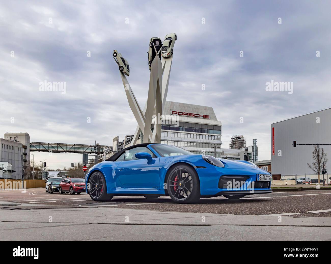 Porscheplatz Zuffenhausen mit Kunstwerk und Headquarter der ...