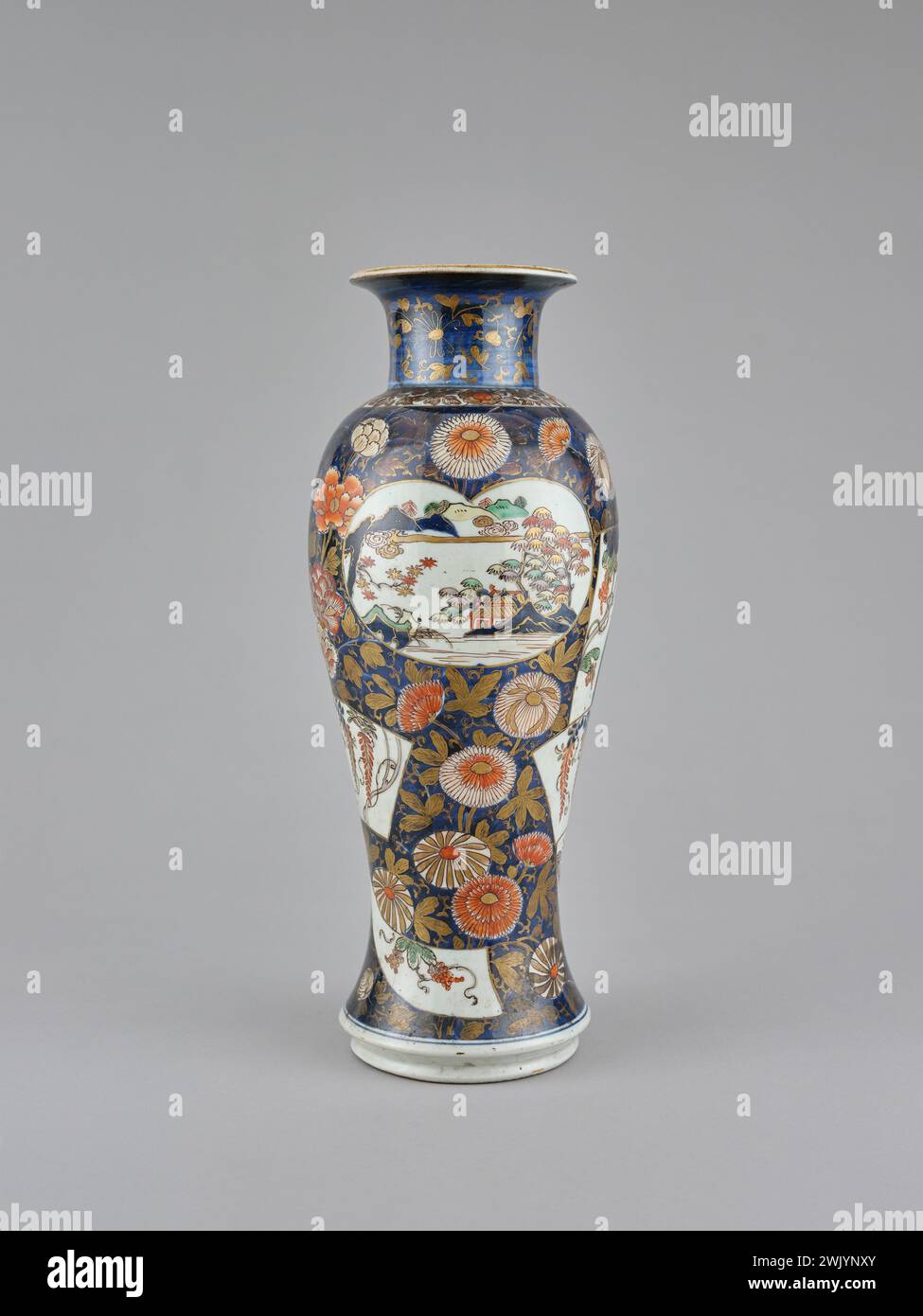 Unknown (n. - d.), Roll vase with imari decoration. Porcelain ...